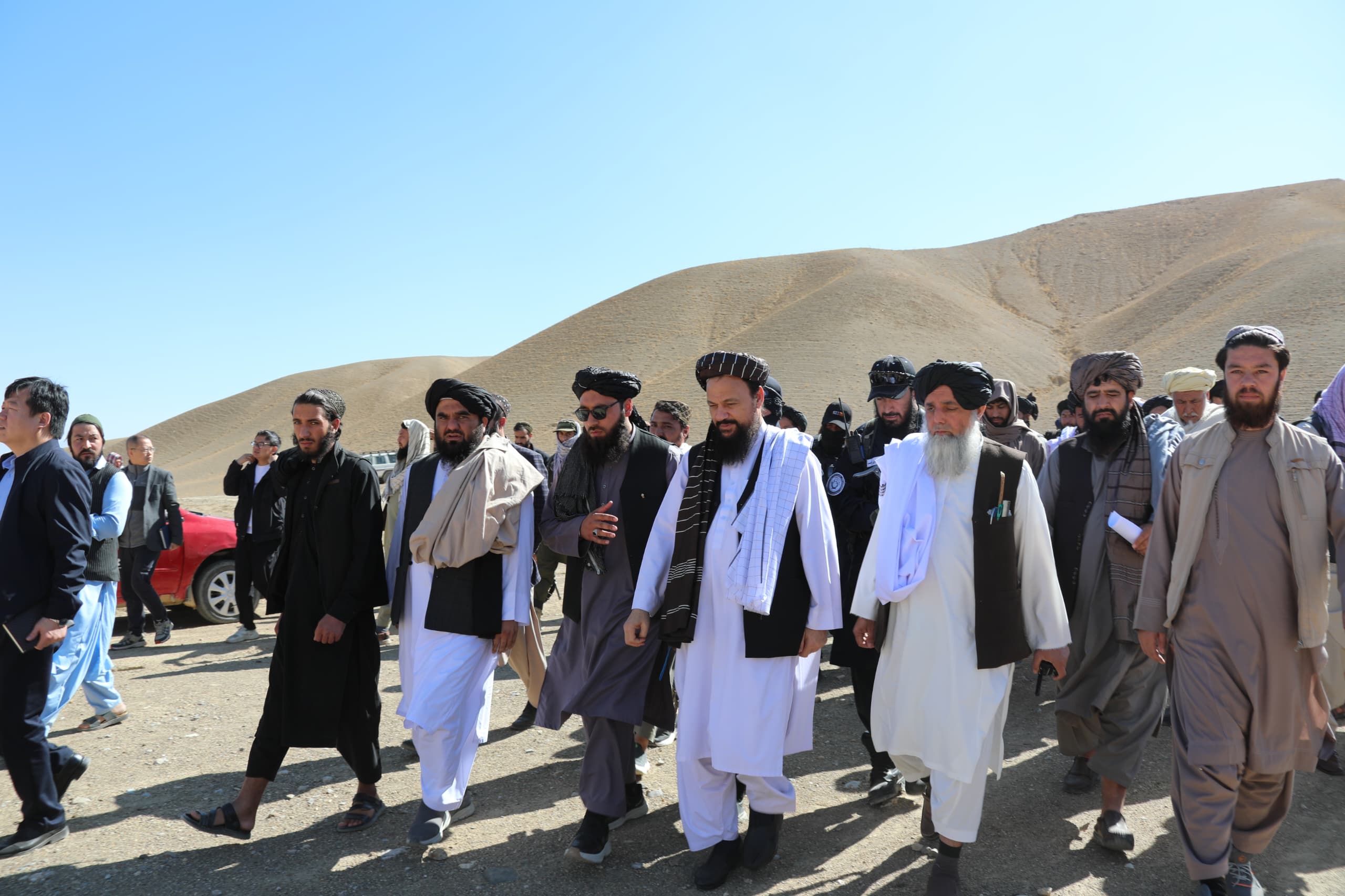 سرپرست وزارت آب و انرژی همراه با والی بامیان و سفیر کشور چین از ساحه ...